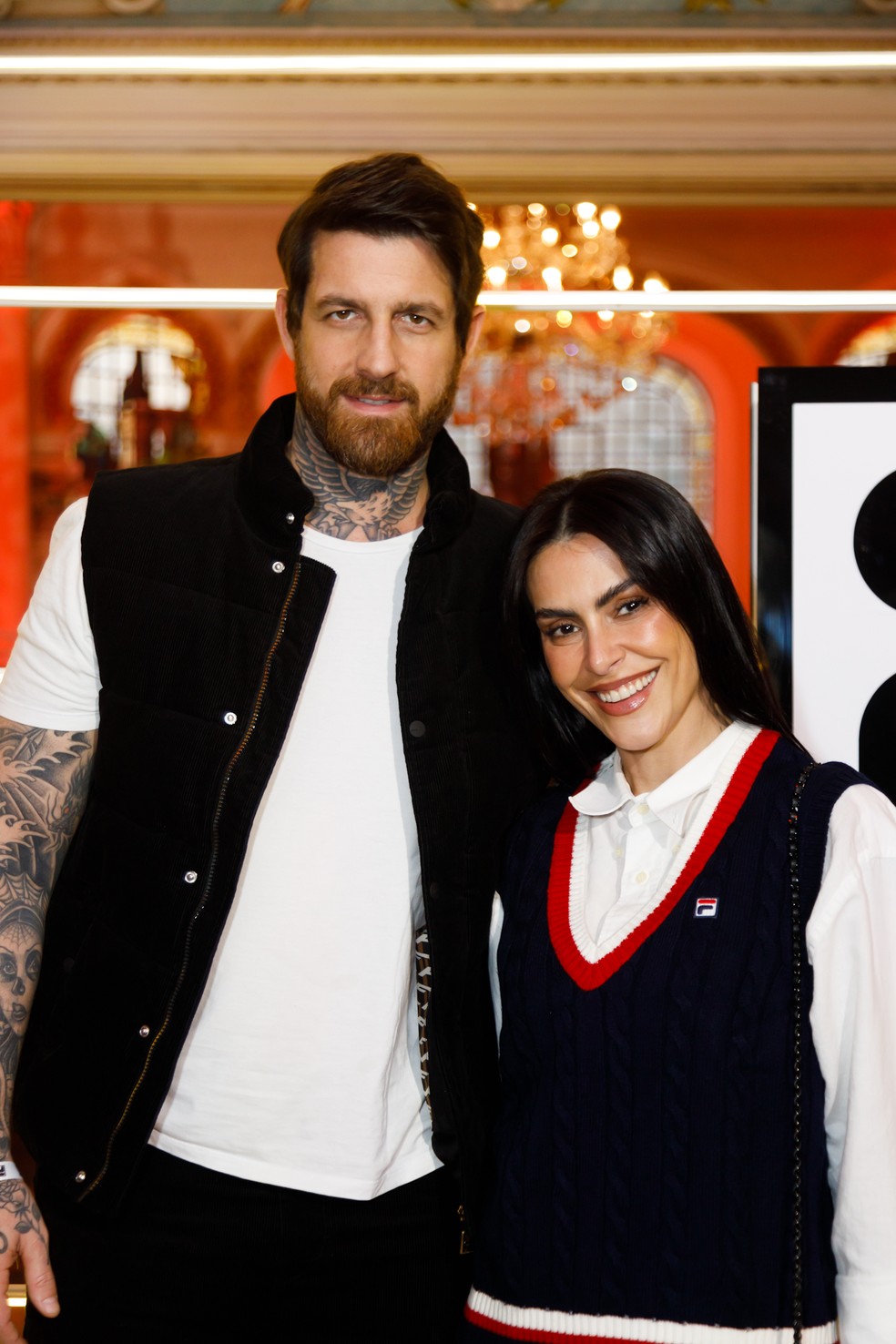 Cleo e Gianne Albertoni vão com os amados a desfile de moda em SP