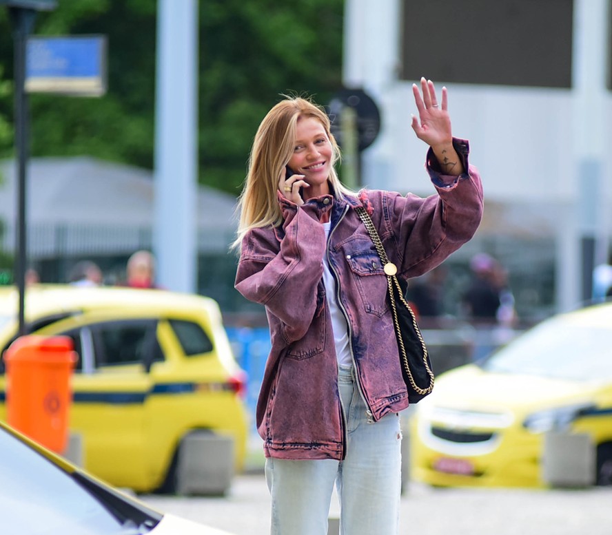 Cintia Dicker dá 'tchauzinho' para fotógrafo em aeroporto; fotos