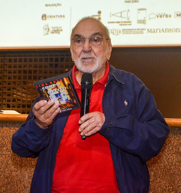 Aos 94 anos, Lima Duarte faz rara aparição com a filha e a neta