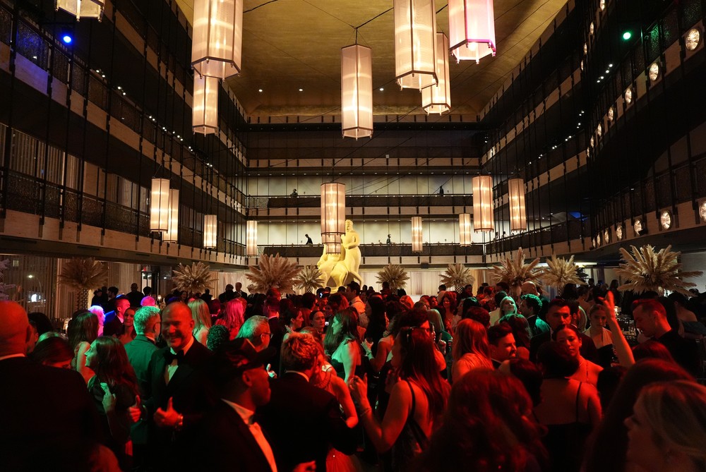 Sarah Jessica Parker, Mick Jagger e mais famosos brilham em baile de gala