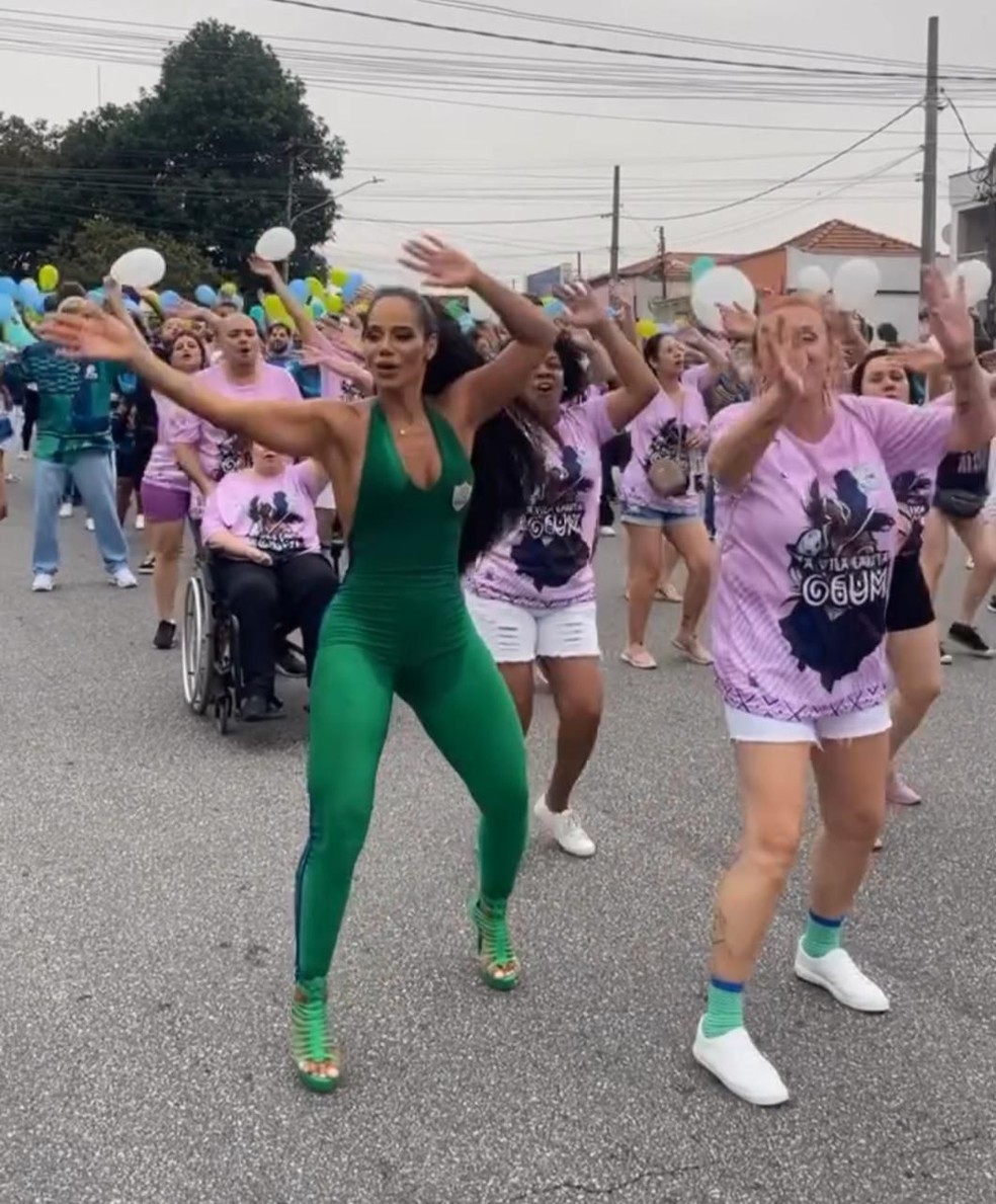 Rainha de bateria da Vila Maria, Sávia David interage com o público em ...