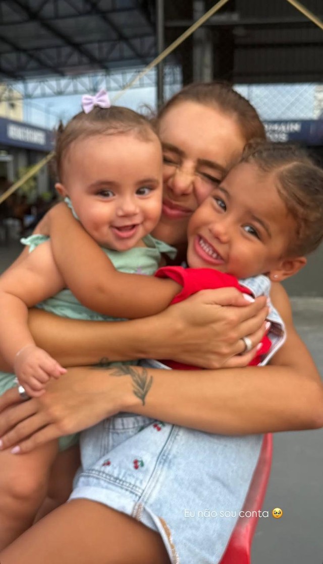Fofura! Bruna Biancardi encanta ao posar em abraço triplo com Mavie e Mel