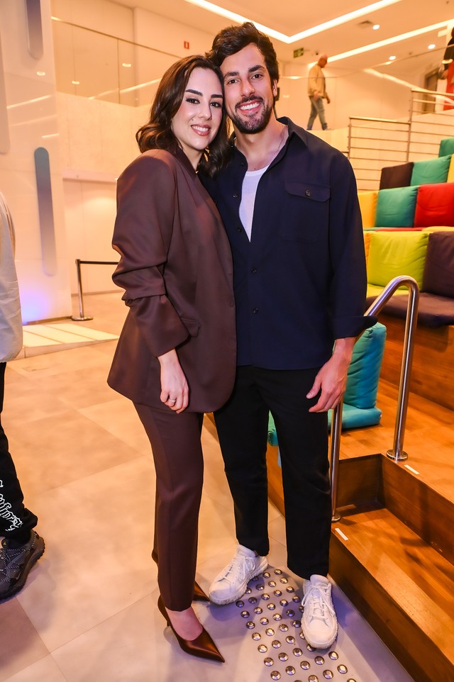 Lara Silva, filha de Faustão, recebe a mãe e o noivo em talk show