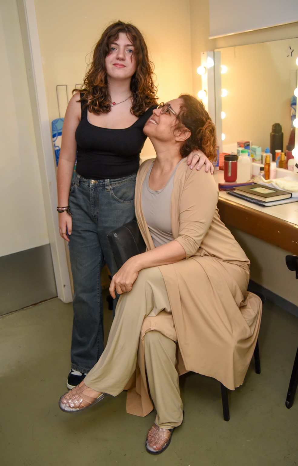 Isabel Teixeira faz rara aparição com a filha na reestreia de peça em ...