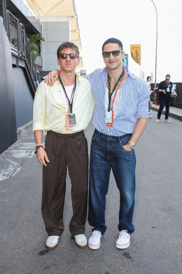 Estrelas de 'Senna', Gabriel Leone e Matt Mella se encontram em treino ...