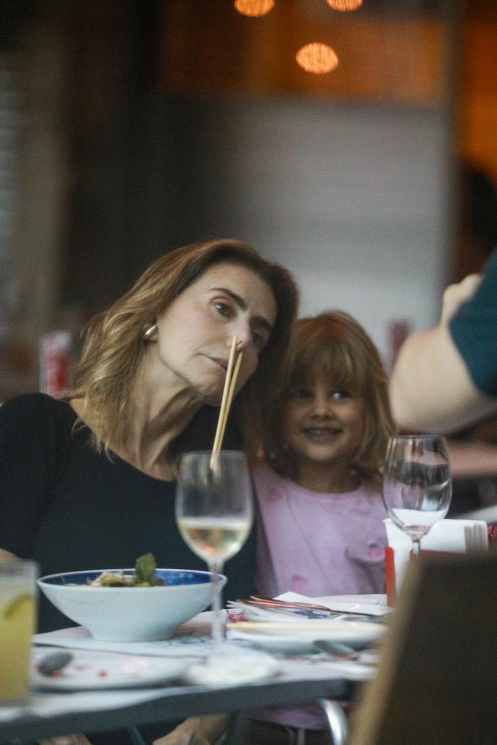 Discreta, Maitê Proença faz aparição rara com a filha, a neta e o genro