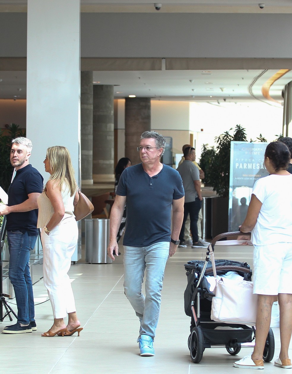 Boninho e Boni almoçam juntos em shopping do Rio de Janeiro; fotos