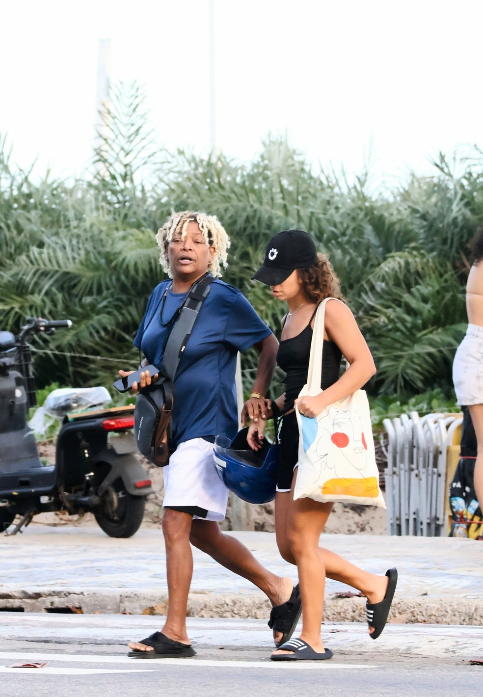 Mart’nália curte dia de sol em praia no Rio de Janeiro; fotos