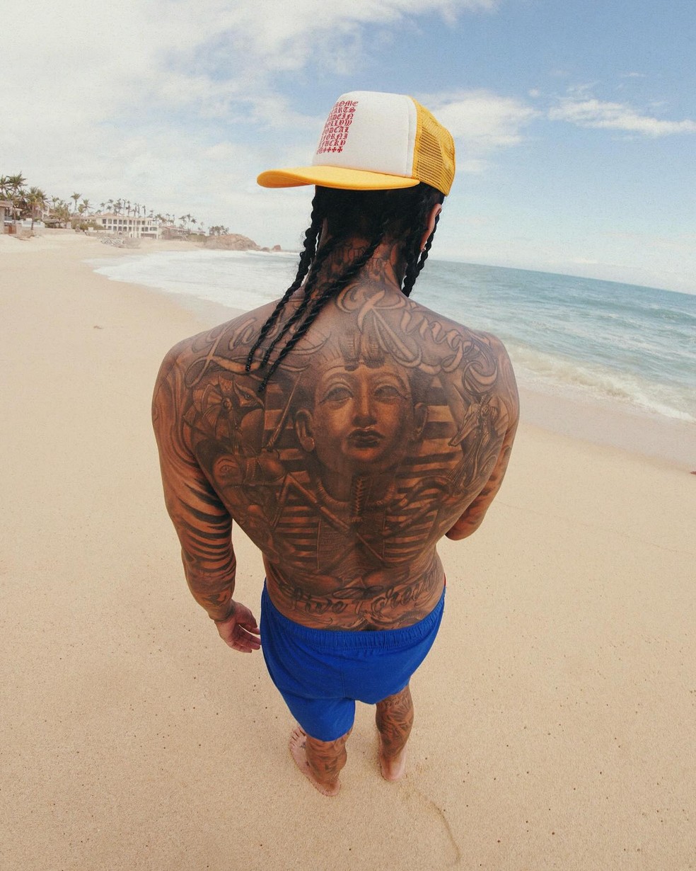 Rapper Tyga posa foto pelado em dia de praia
