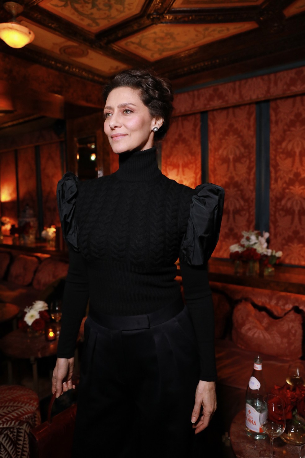 Maria Fernanda Cândido usa look de gola alta e manga bufante para evento