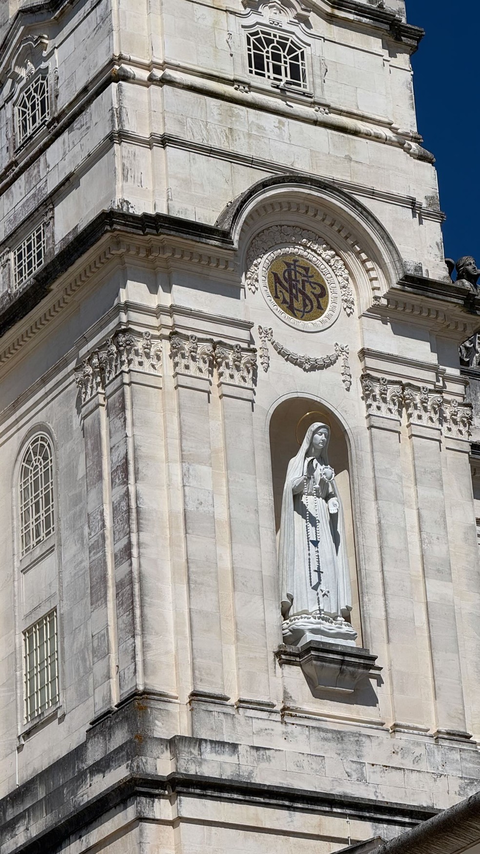 Virginia Fonseca visita santuário em Portugal, e faz oração após ...
