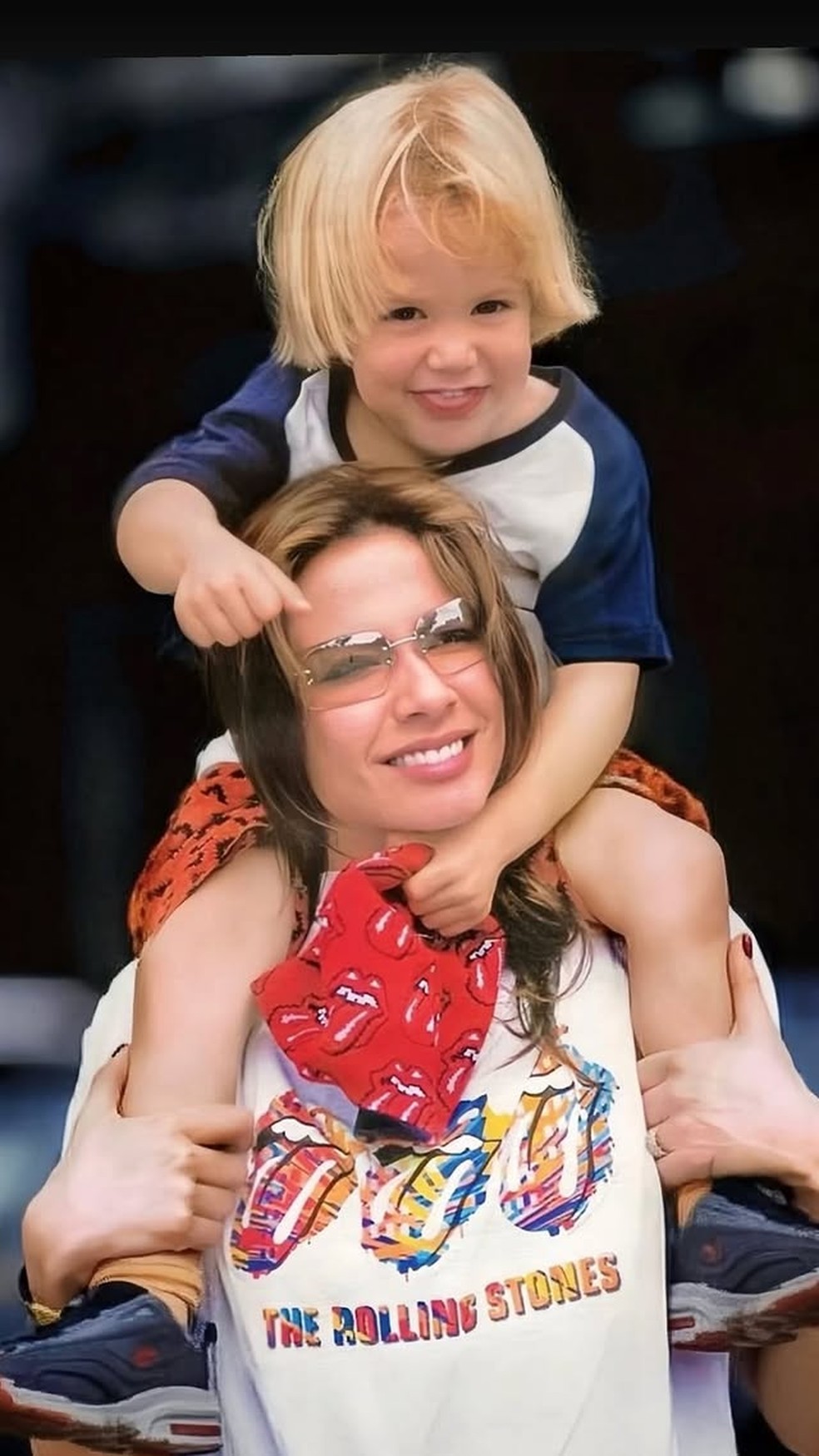 Mudou muito? Lucas Jagger aparece loiro em foto antiga com a mãe ...