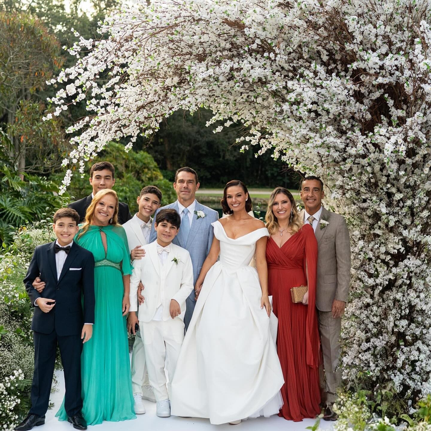 Cunhada de Isis Valverde abre álbum do casamento da atriz com Marcus ...