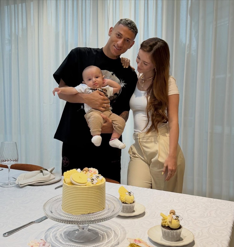 Jogador Richarlison e Amanda Araújo celebram 4 meses do filho ...