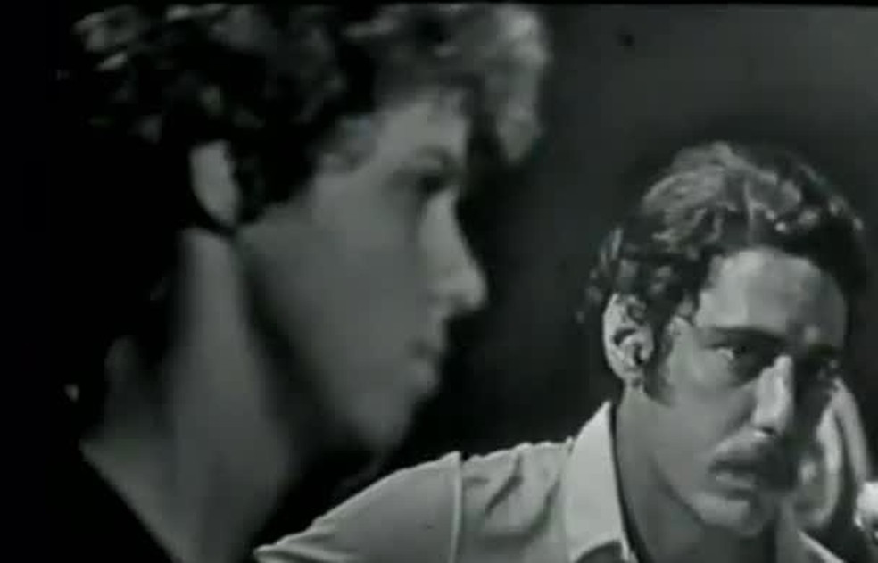 Amigos e familiares se despedem de Cristina Buarque em velório no Rio