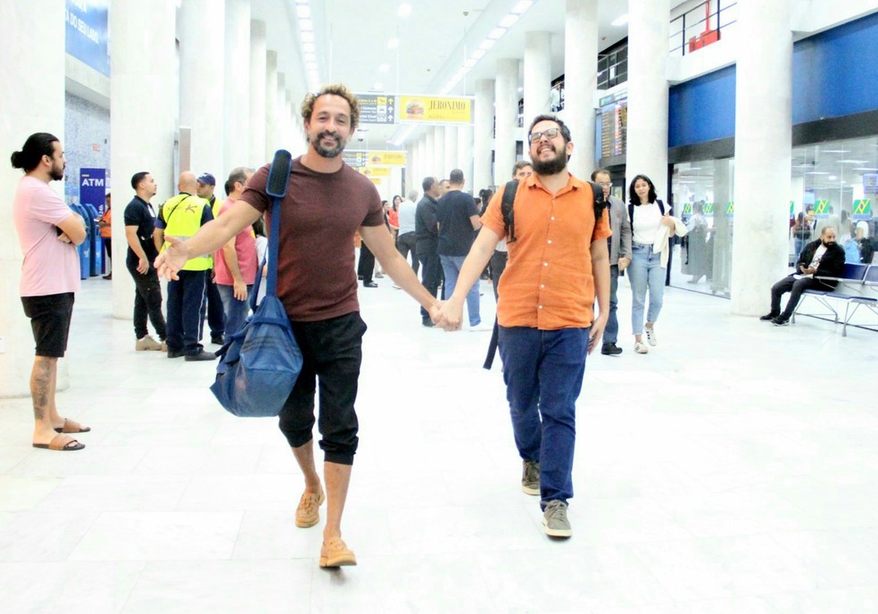 Irandhir Santos recebe o marido em aeroporto com abraços e passeio de ...