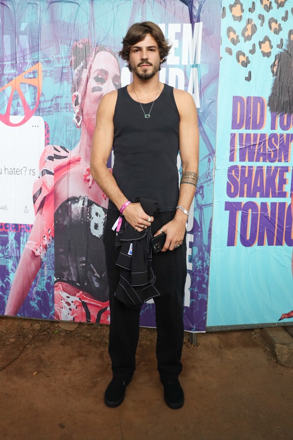 Lucca Picon, apontado como affair de Anitta, vai a ensaio da cantora em SP