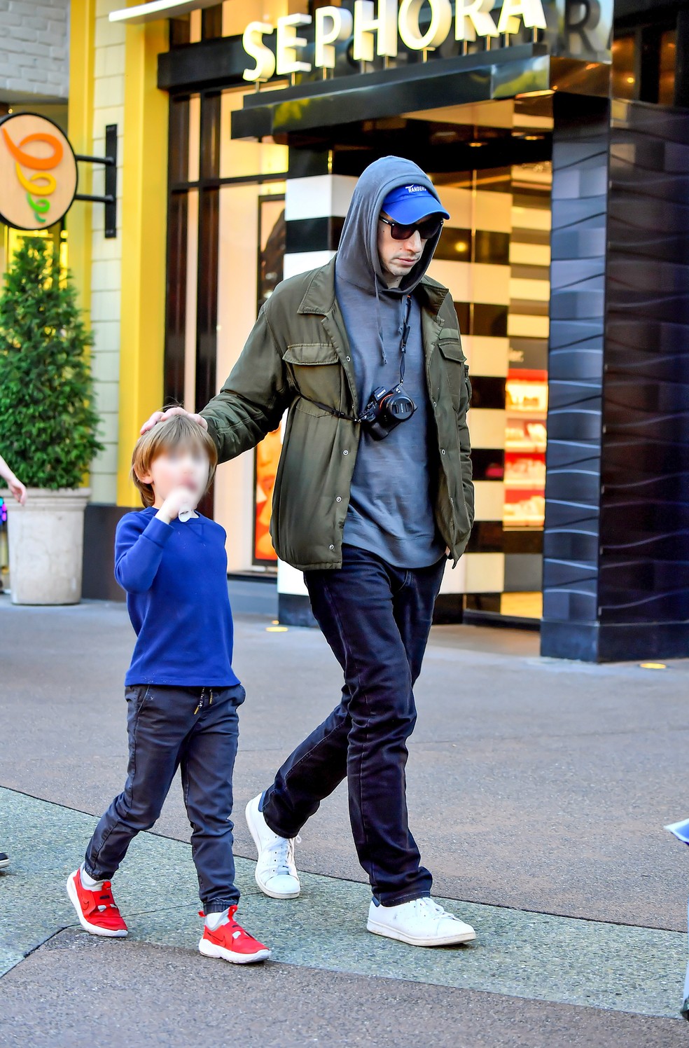 Adam Driver curte dia em parque da Disney ao lado da mulher e do filho