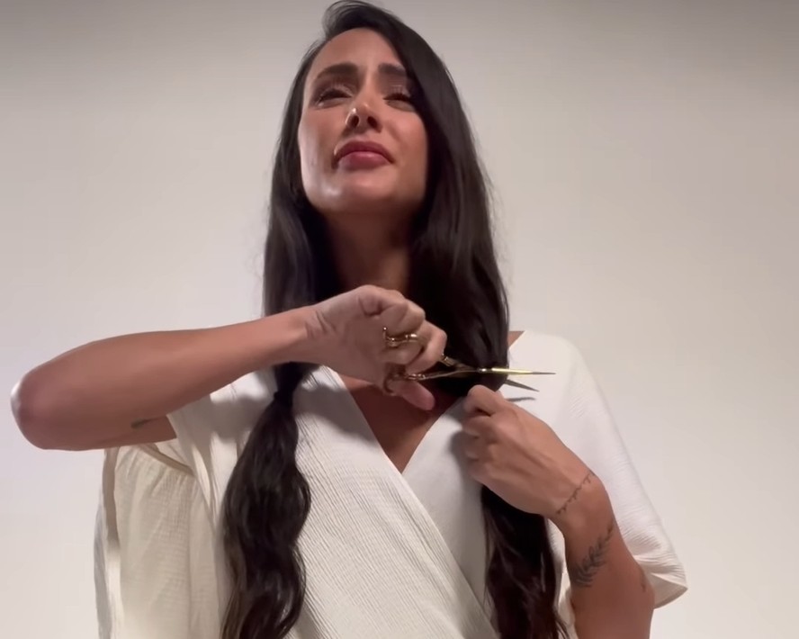 Mariana Nolasco se emociona ao cortar seus próprios cabelos; vídeo