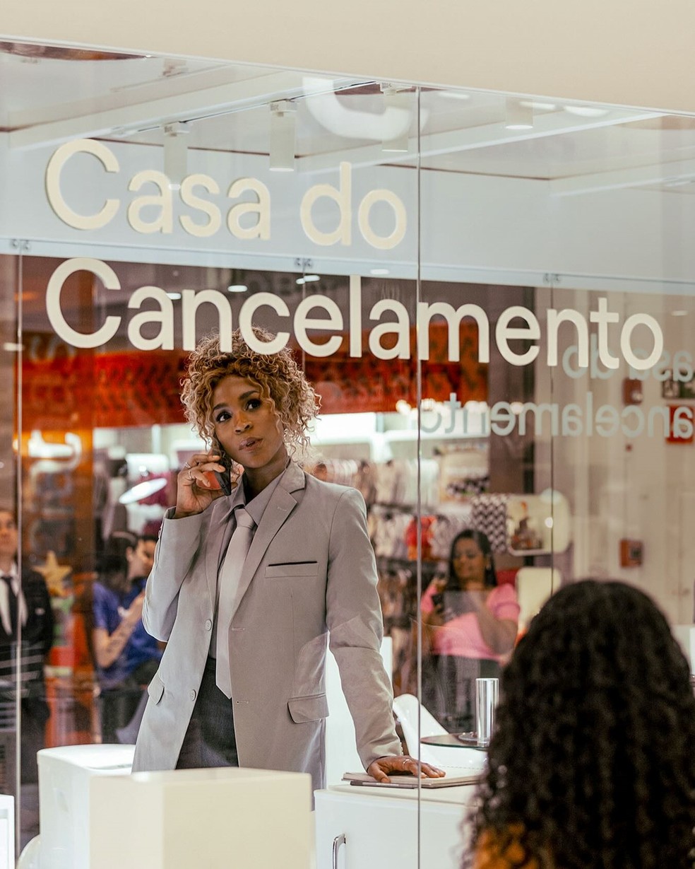 Karol Conká faz ensaio em 'Casa do Cancelamento' em shopping de SP