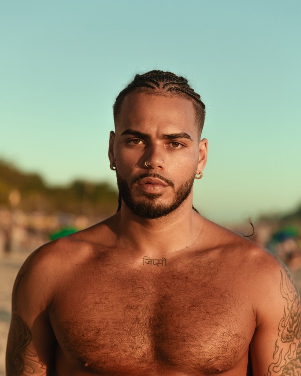 De sunga, Gabriel 'Pompom' de 'Beleza Fatal' curte praia e namorada ...