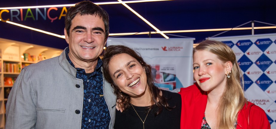 Samuel Rosa troca beijos com a mulher, Laura Sarkovas, em evento