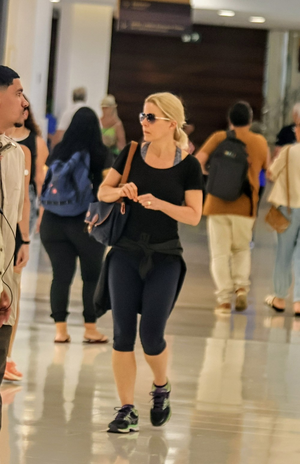 Discreta, Paula Toller curte dia de compras em shopping luxuoso do Rio