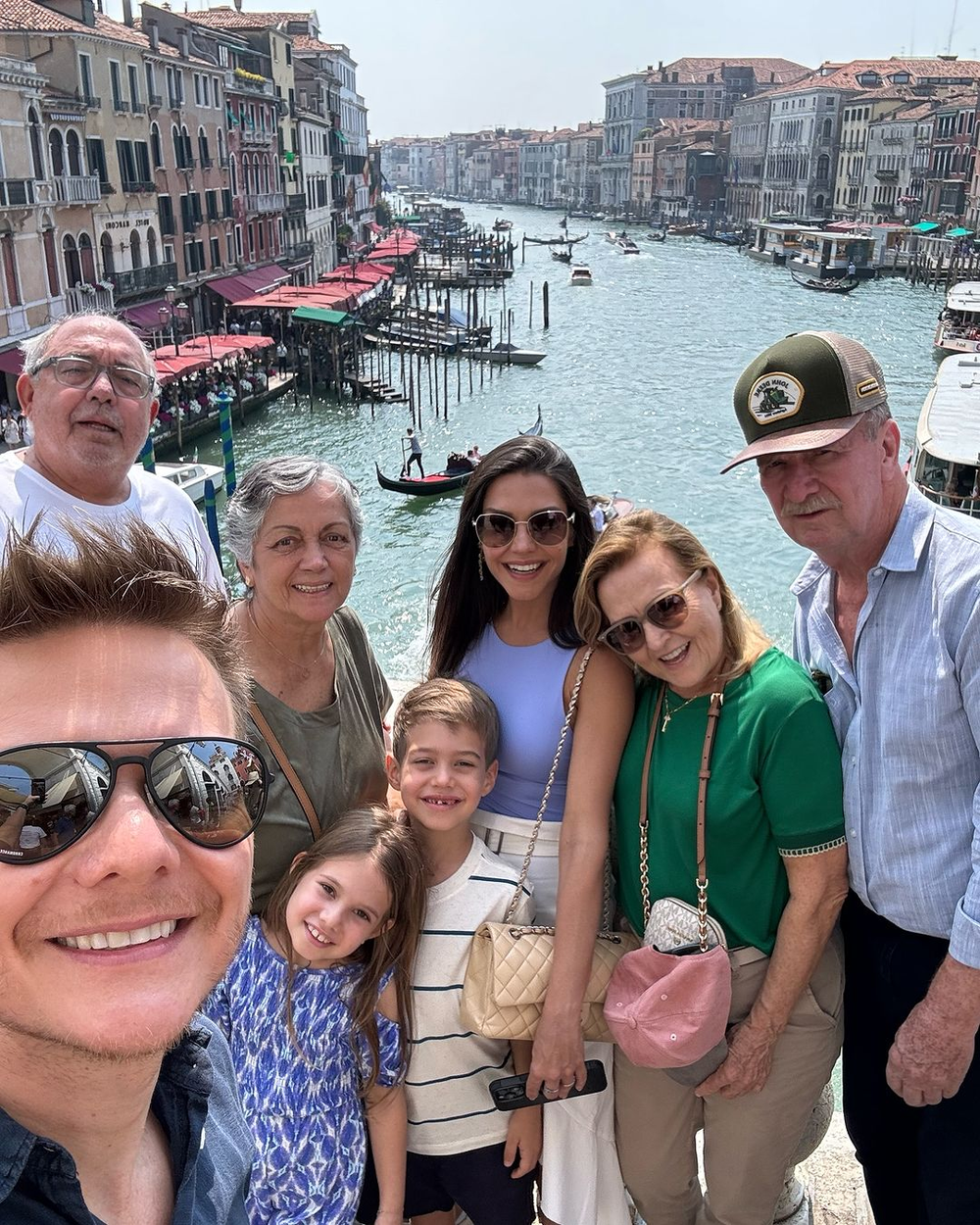 Michel Teló e Thais Fersoza curtem Veneza com os filhos e os pais; fotos
