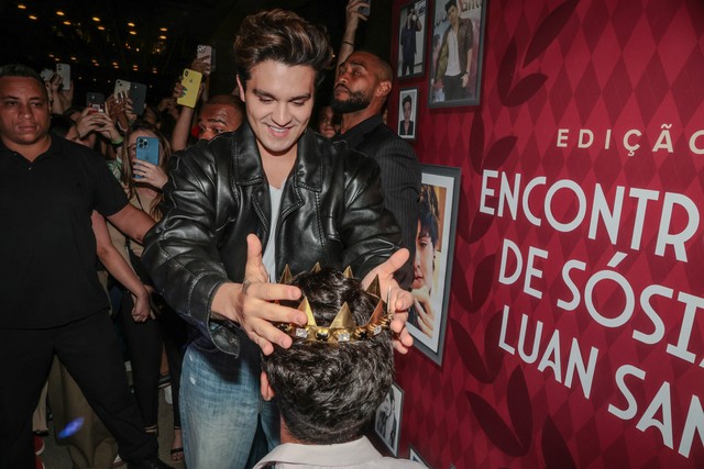 Luan Santana causa alvoroço em encontro de seus sósias; fotos