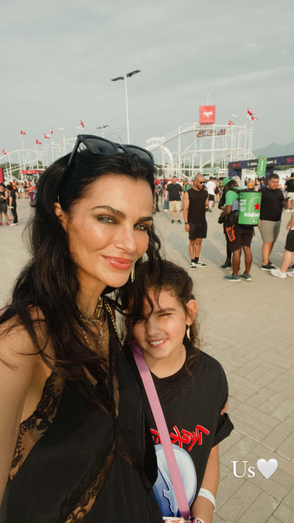 Fernanda Motta elege 'vestido camisola' de renda para ir com filha ao ...