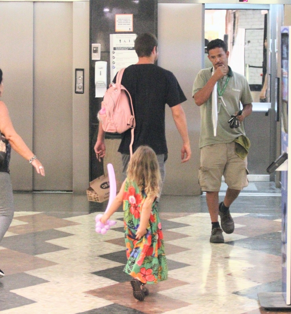 Rafael Vitti passeia com Clara Maria em shopping da Zona Sul do Rio