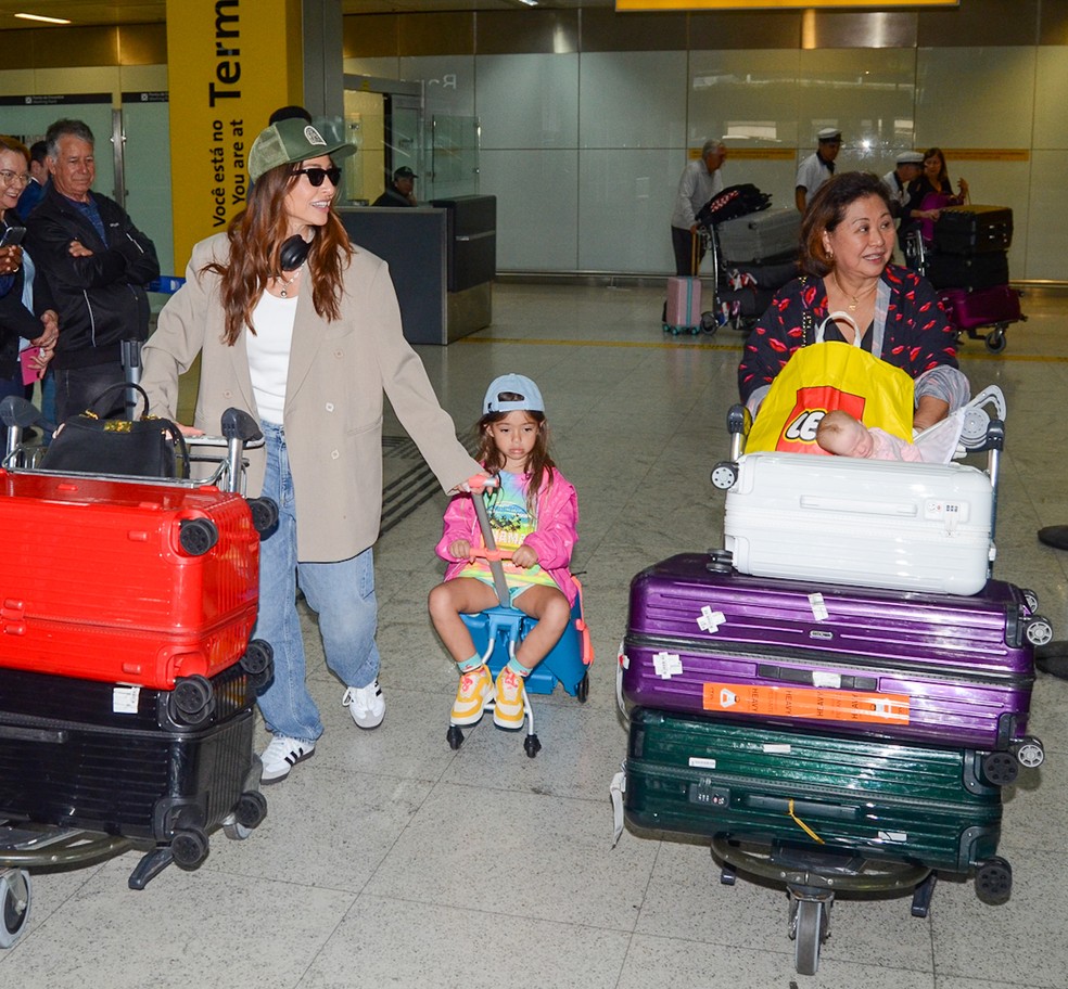 Sabrina Sato desembarca com Zoe em SP após férias em Orlando