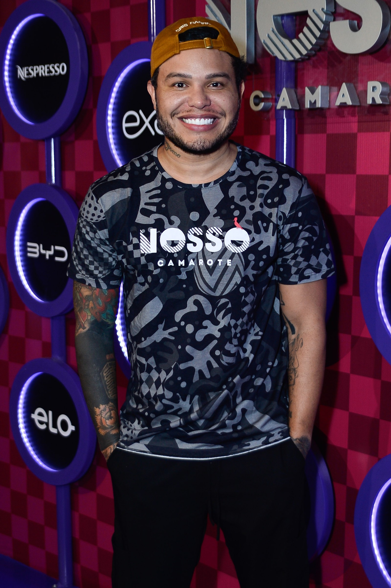 Sandy, Junior e mais famosos conferem documentário sobre Milton ...