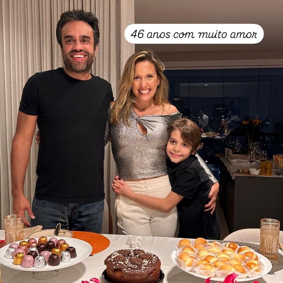 Luisa Mell comemora aniversário com namorado e filho em apartamento
