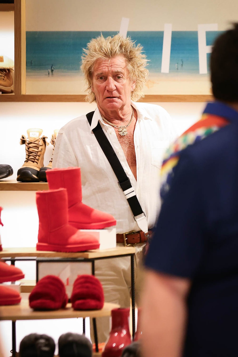 Rod Stewart passeia em shopping de São Paulo antes de show