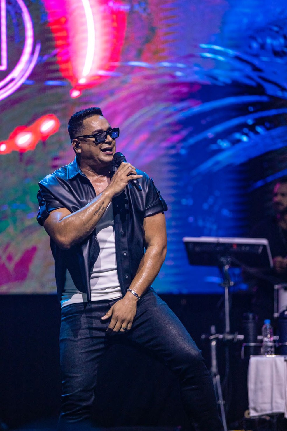 Xanddy exibe novo visual em show, no Rio, após procedimento no rosto