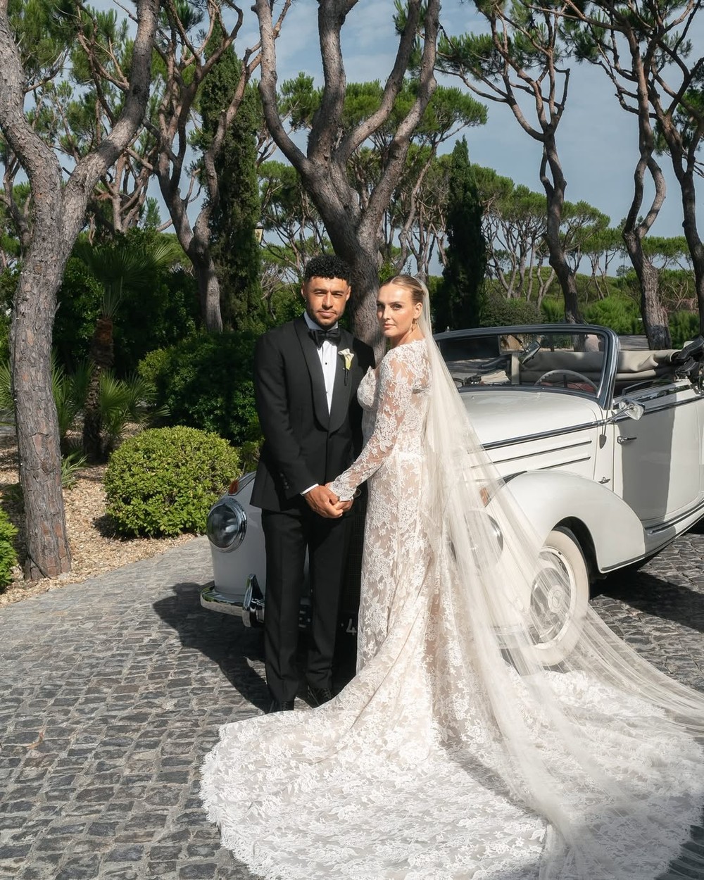 Perrie Edwards usou três vestidos em casamento com Alex Oxlade-Chamberlain