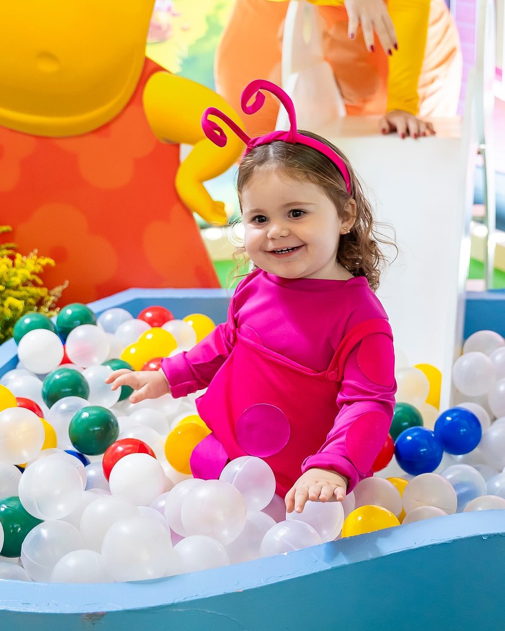 Viih Tube celebra 3° mesversário de Ravi e abre álbum