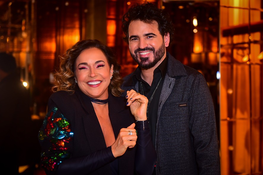 Daniela Mercury divide palco e troca chamegos com o filho em São Paulo