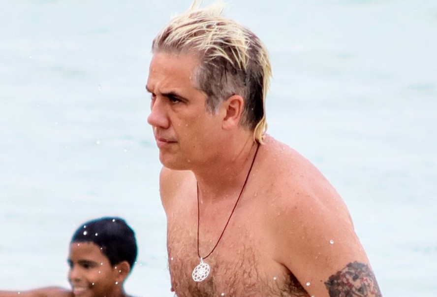 De sunga, Rogério Flausino, do Jota Quest, curte praia no Rio de Janeiro