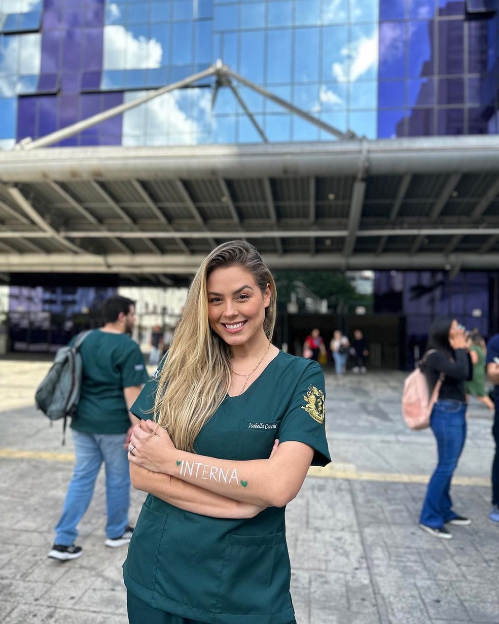 Ex-BBB Isabella Cecchi comemora nova etapa da faculdade de medicina