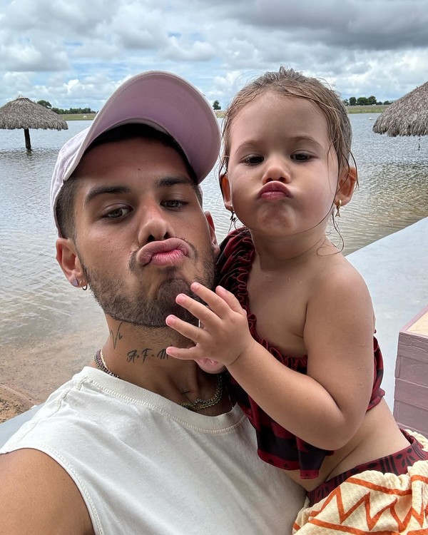 Zé Felipe encanta seguidores com cliques de Maria Alice e Maria Flor
