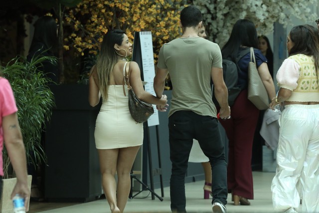 Lexa surge sorridente ao levar novo affair para almoço em família