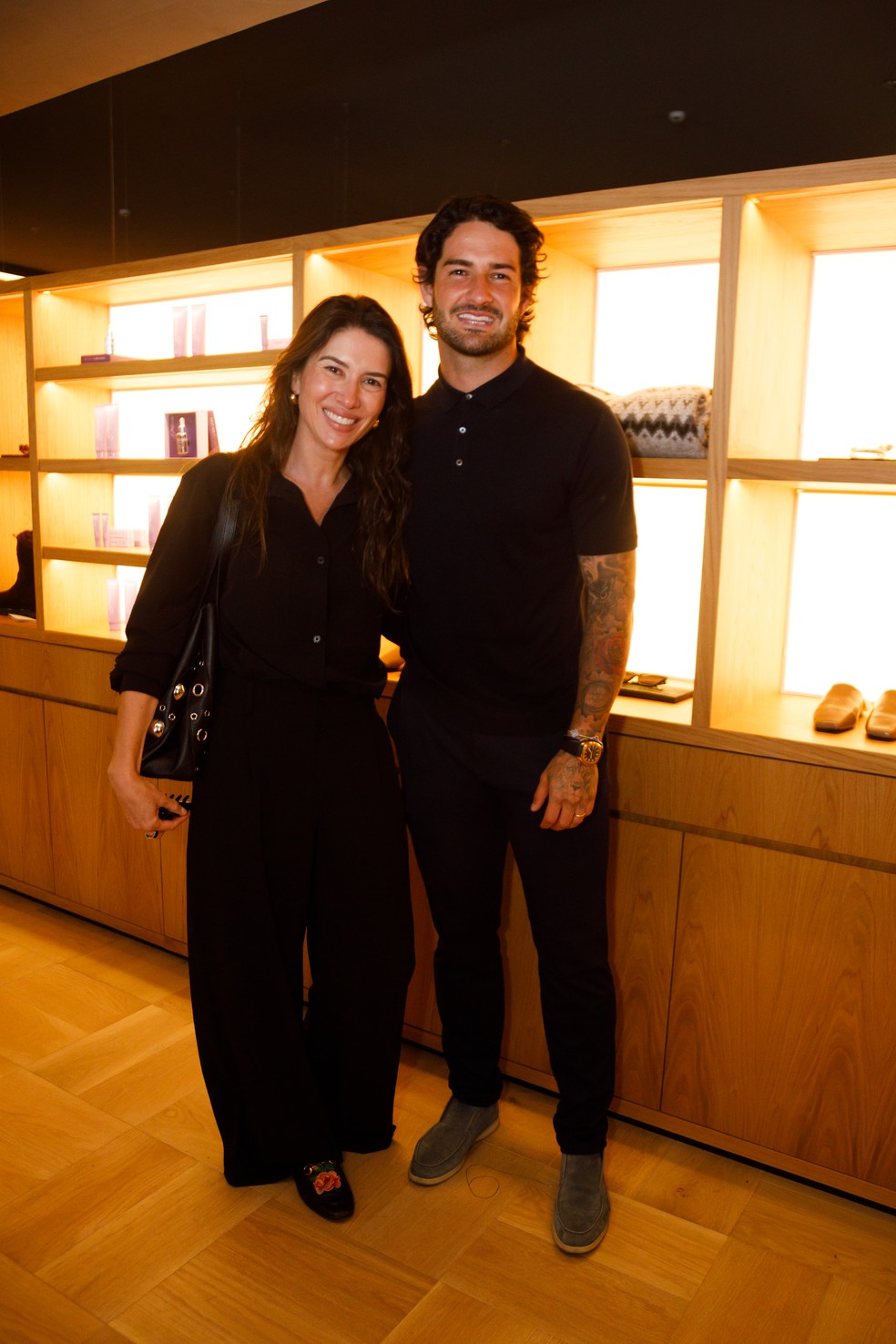 Rebeca Abravanel e Alexandre Pato trocam beijos em evento em São Paulo
