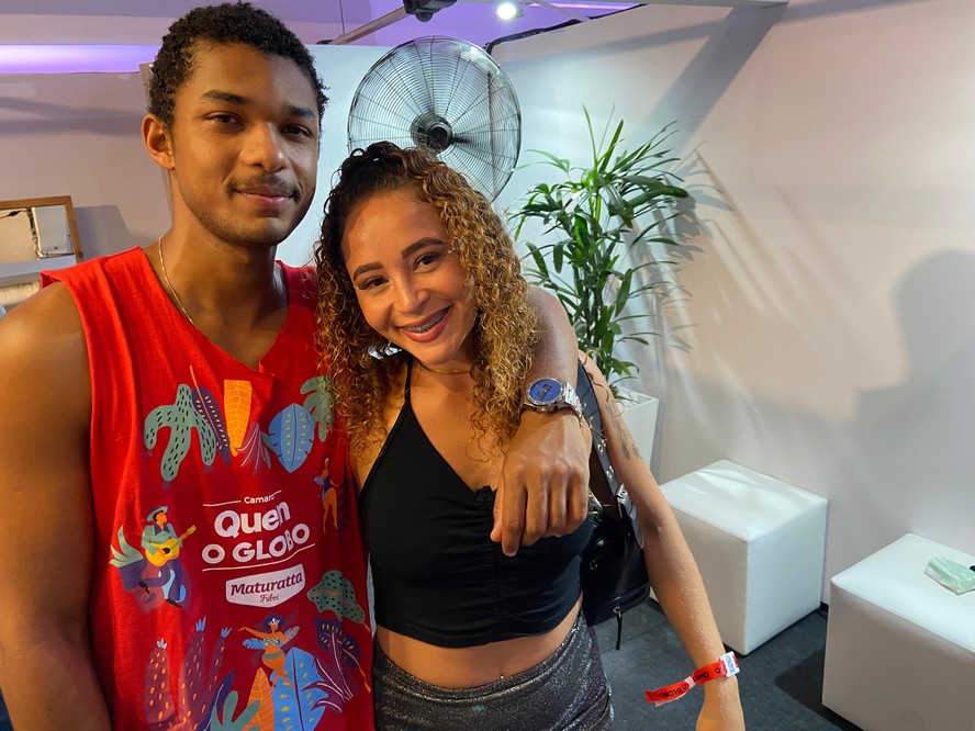 Juntos desde a adolescência, Juan Paiva e namorada curtem o Camarote Quem O Globo