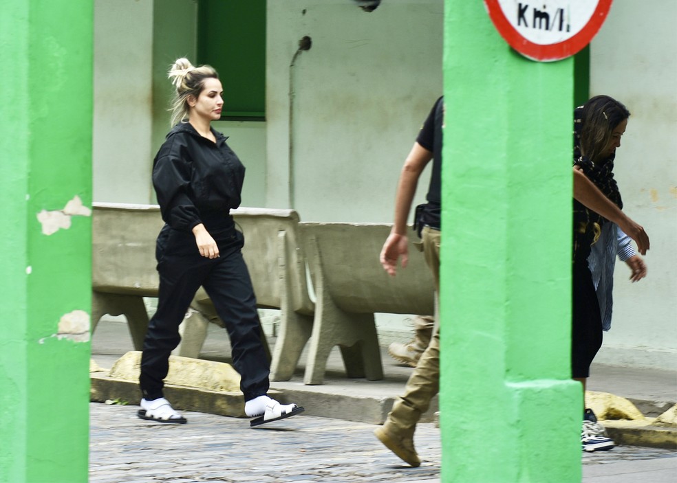 Deolane Bezerra chega ao IML de Recife após prisão