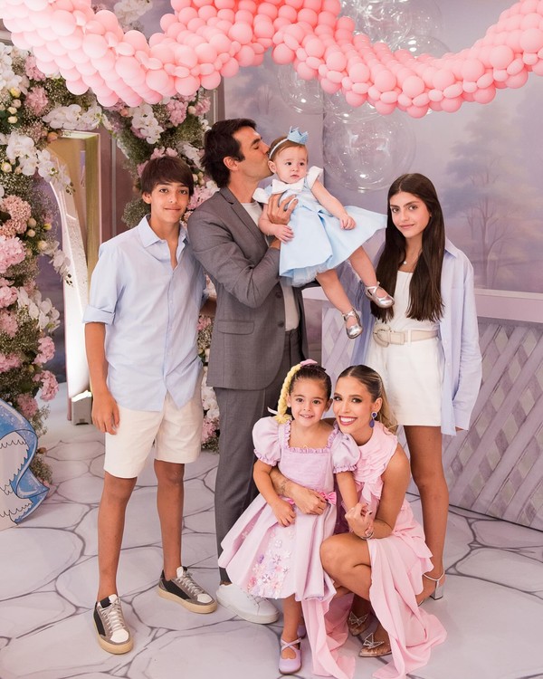 Carol Batista e Kaká abrem álbum de superfesta de princesa de 1 ano da ...