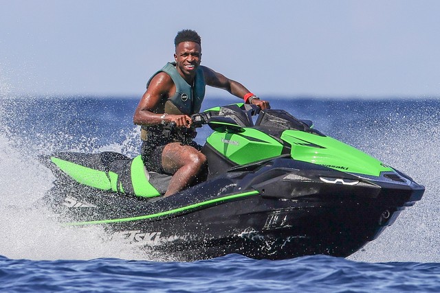 Vini Jr. curte iate de luxo e passeia de moto aquática em Ibiza; fotos