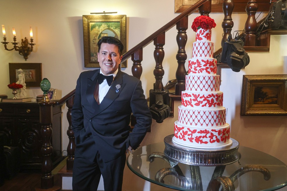 André Ramos reúne amigos famosos em festão de aniversário black tie