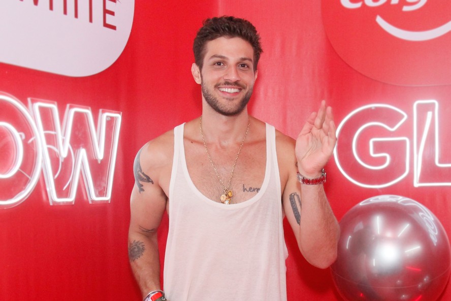 Chay Suede conta como é ficar longe dos filhos no Carnaval